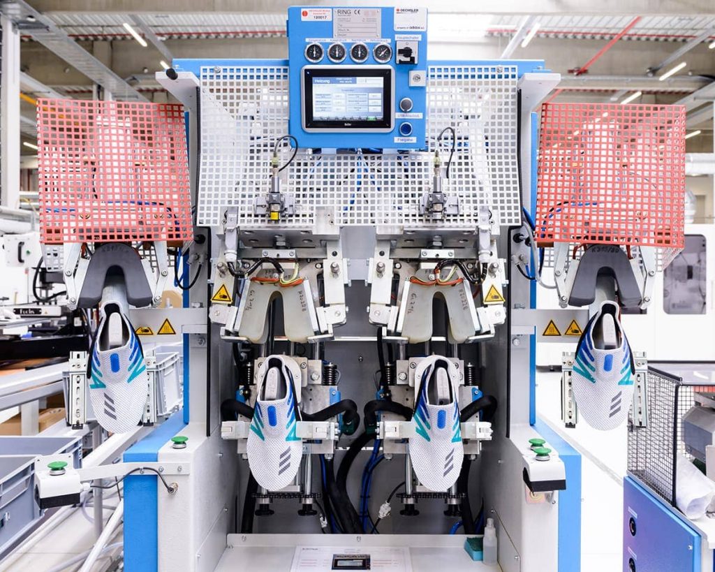 포토그래퍼 앨러스테어 필립 와이퍼가 기록한 아디다스 공장(adidas factory behind scenes by ...